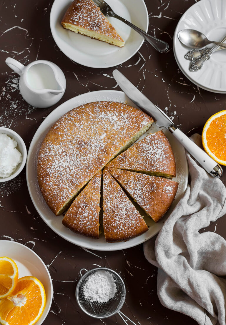 How to Cut A Round Cake Properly? (3 Methods)