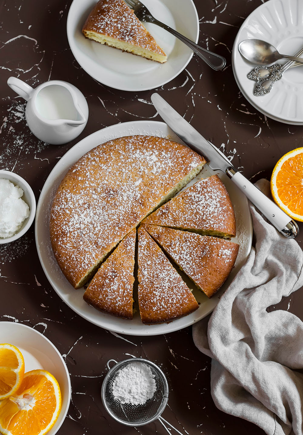 How to Cut A Round Cake Properly? (3 Methods)