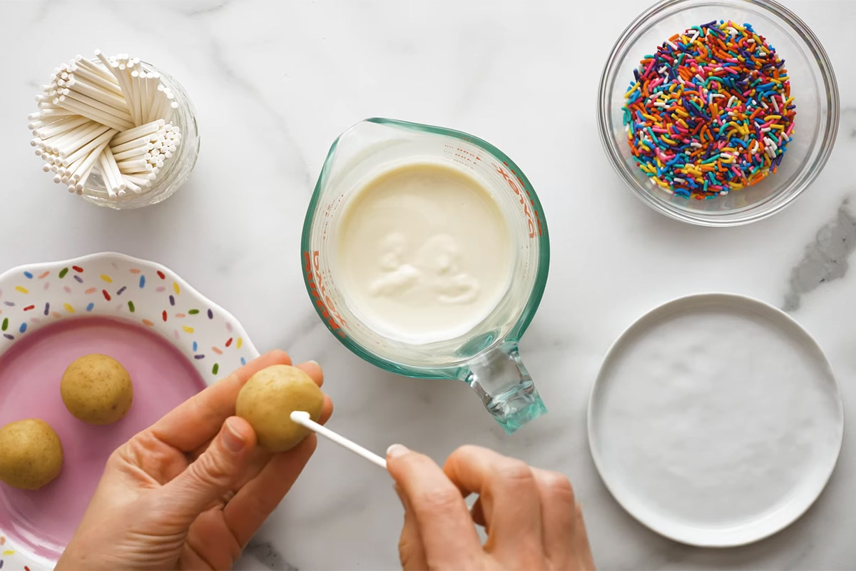 Easy Homemade Cake Pops Recipe