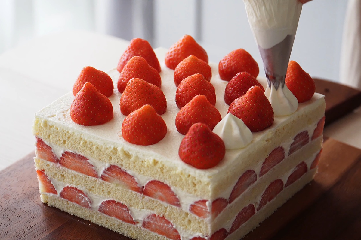 Best Christmas Strawberry Cake Recipe