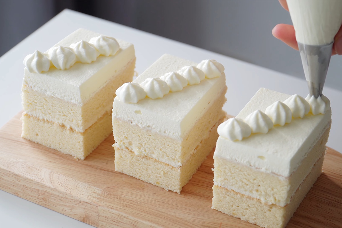 Cotton Soft Sponge Cake With Fresh Cream Recipe