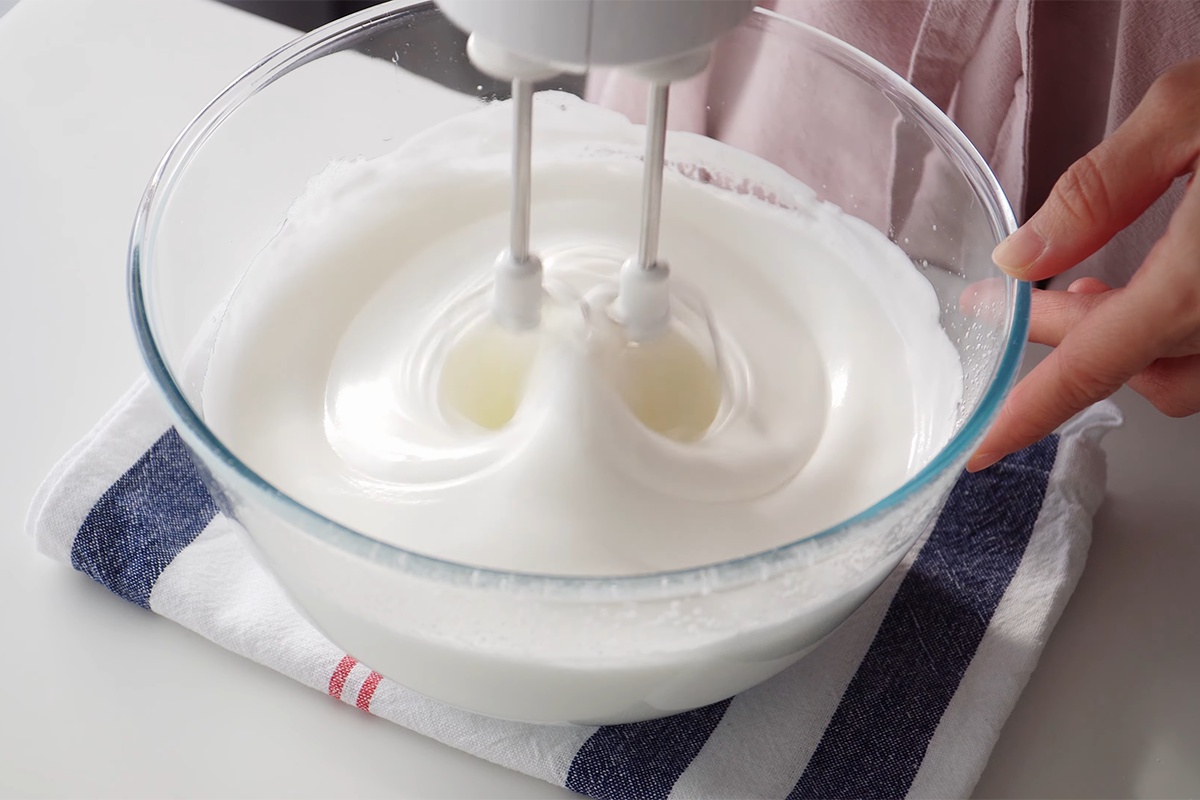 Cotton Soft Sponge Cake With Fresh Cream Recipe